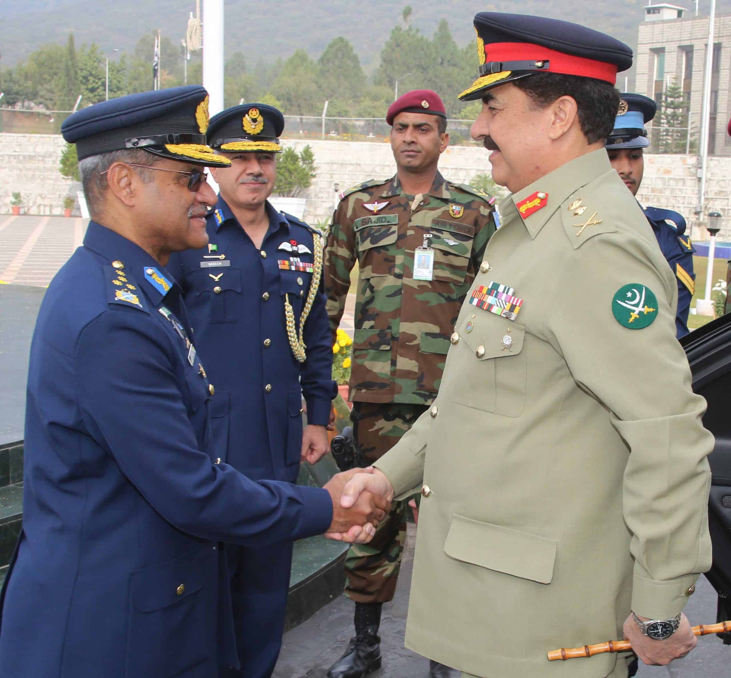 Gen Raheel Sharif pays farewell visit to Air Headquarters