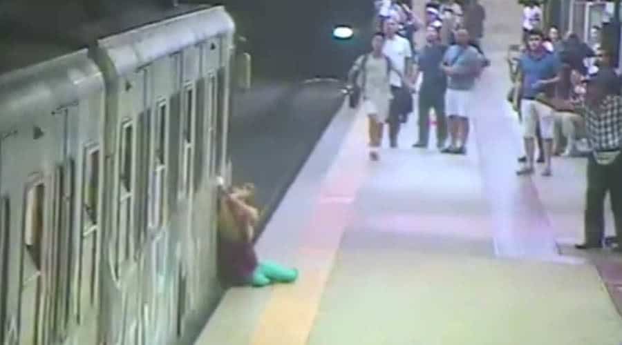 Spine-chilling: woman caught in metro door amp; dragged through subway