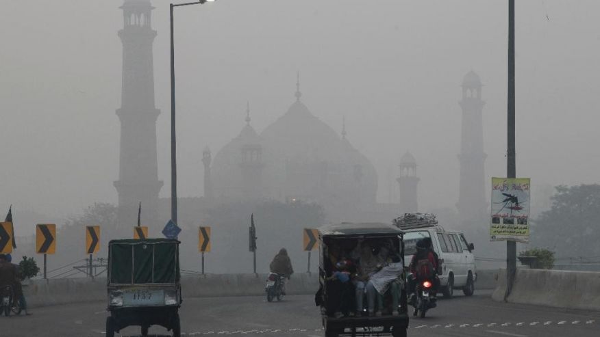 Low visibility, health hazard as thick smog blankets Lahore