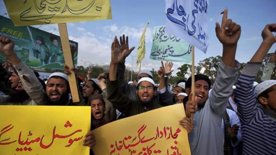 Man accused of blasphemy, jumps off FIA building