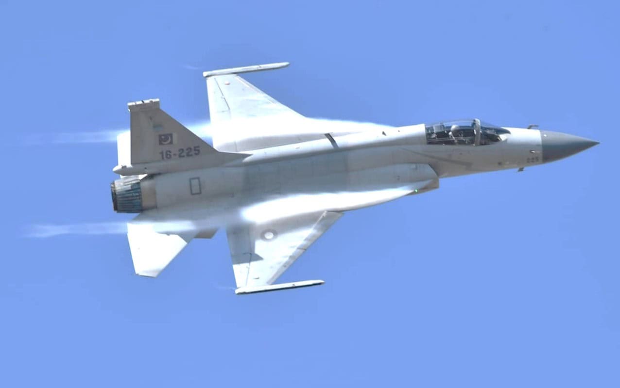 JF-17 Thunder exhibits dazzling aerial performance in China