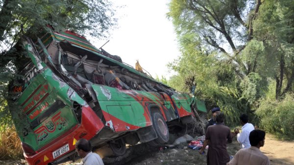 At least 4 killed, 12 injured as bus rams into tree near Mianwali