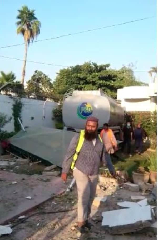 PSO oil tanker crashes into DHA Karachi house (VIDEOS)