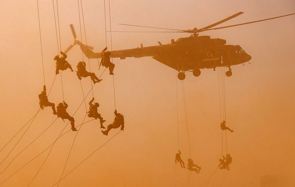 VIDEO – Pakistani, Russian commandos skydive without parachutes