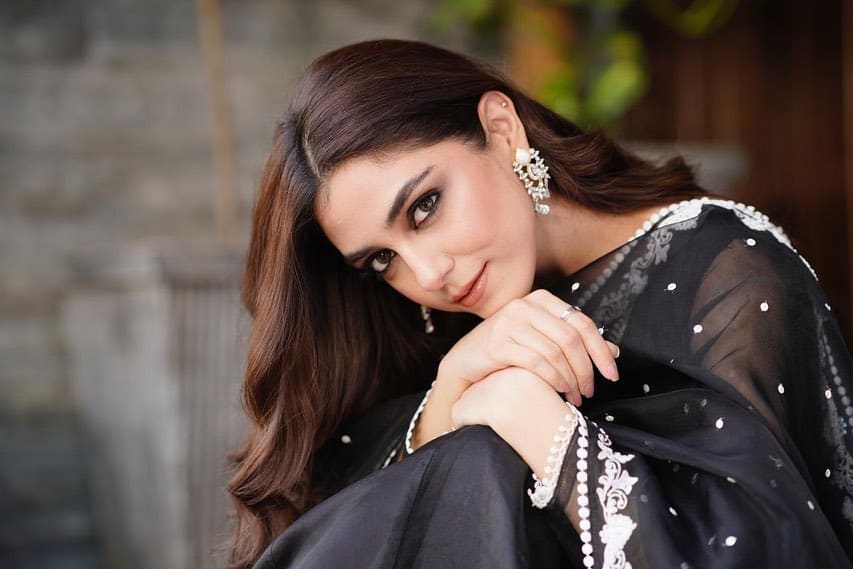 Video of Maya Ali playing street cricket in Karachi goes viral