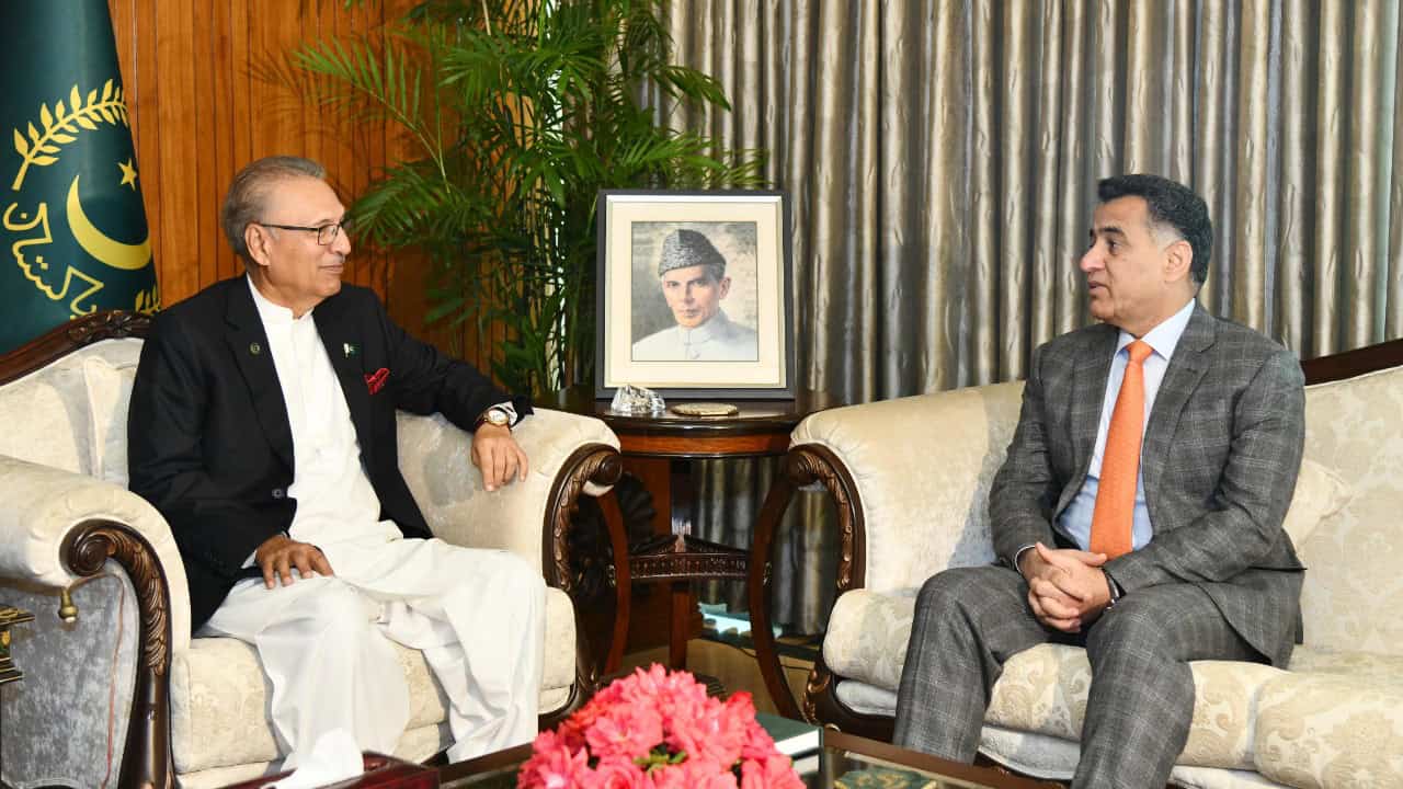 DG ISI Lt Gen Faiz pays farewell call on President Alvi