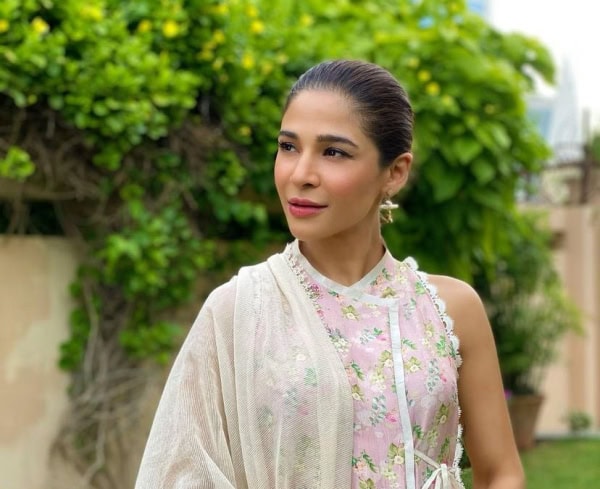 Ayesha Omar S New Bold Photo Sets Internet On Fire