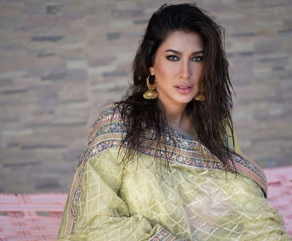 Mehwish Hayat looks stunning in latest snaps