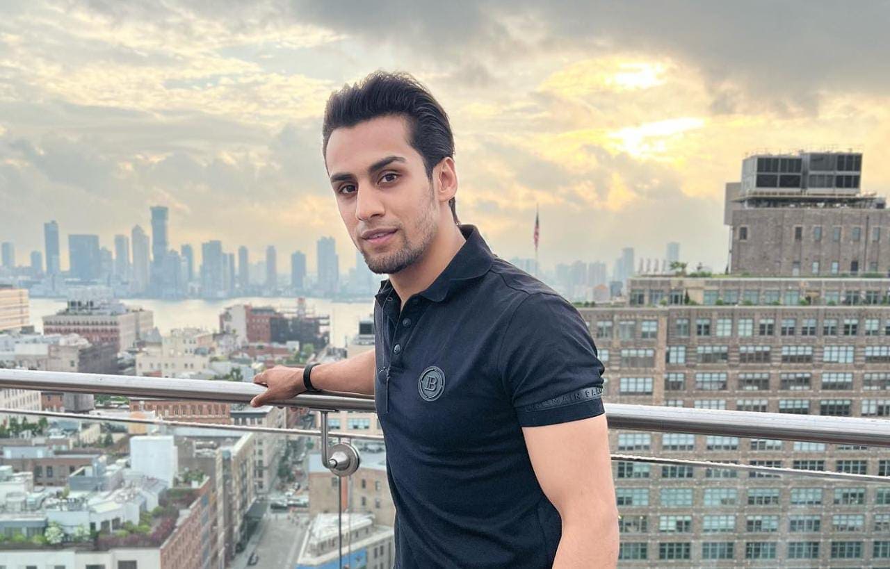 Momin Saqib retells Newton s story in a hilarious way