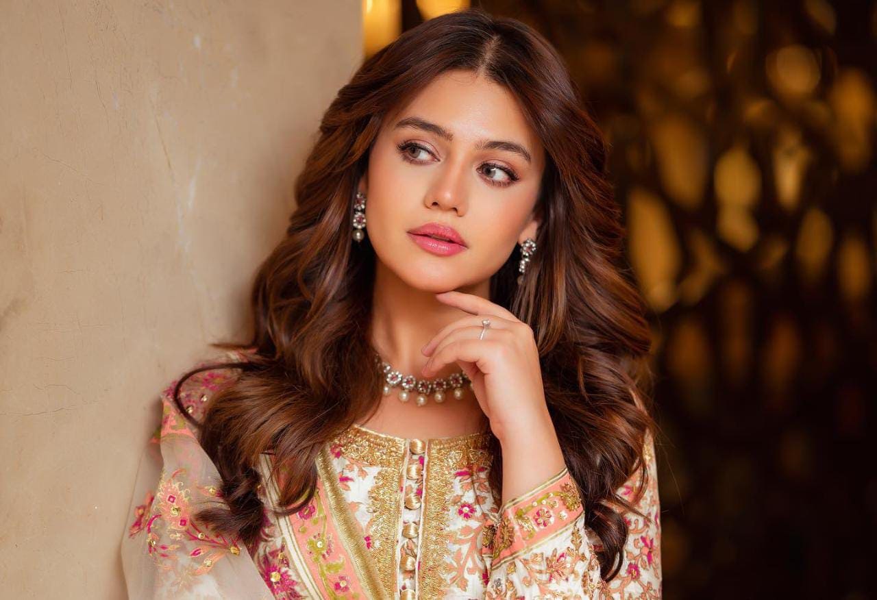 Zara Noor Abbas hugs emotional fan during meetup