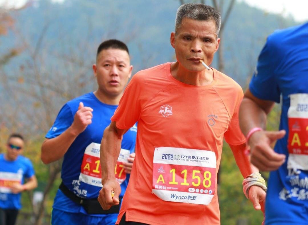 50-year-old man goes viral for smoking while running 42km marathon