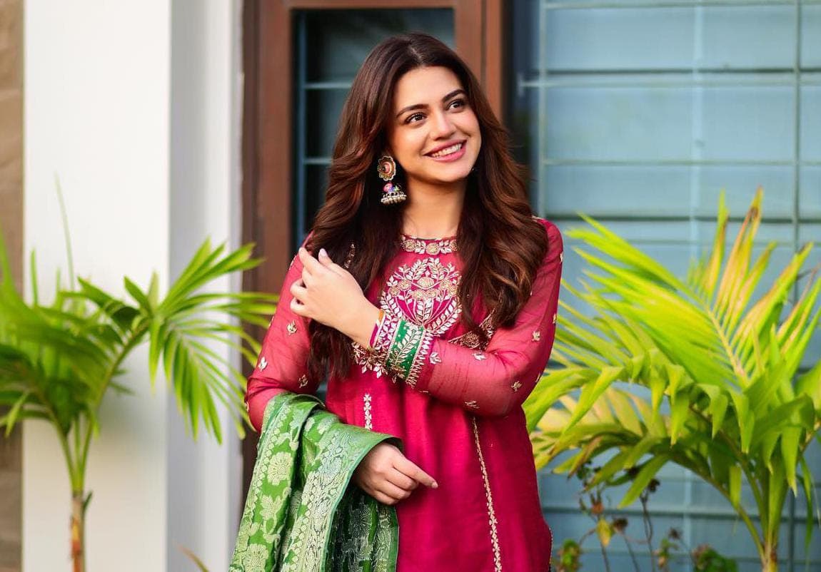 Zara Noor Abbas performs Umrah, shares heartwarming pictures