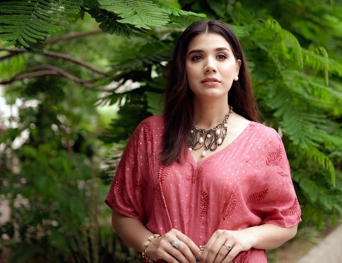 Kiran Ashfaque wins hearts with latest pictures
