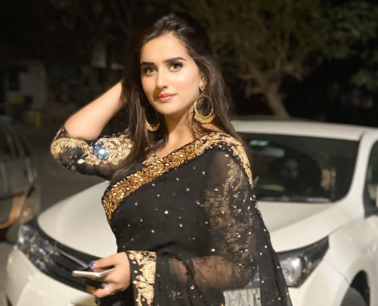 Alishba Anjum stuns fans in a black saree
