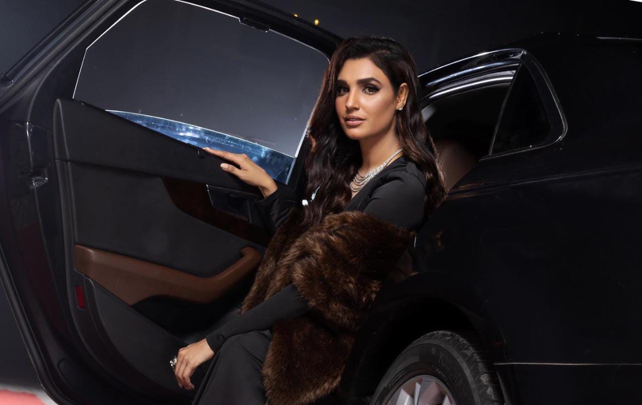 Amna Ilyas looks like a vision to behold in black saree