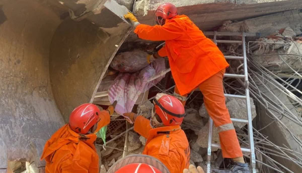 Pakistan Army rescues nine-year-old trapped under rubble for 102 hours ...