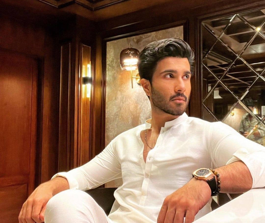 Feroze Khan surprises fans with new look