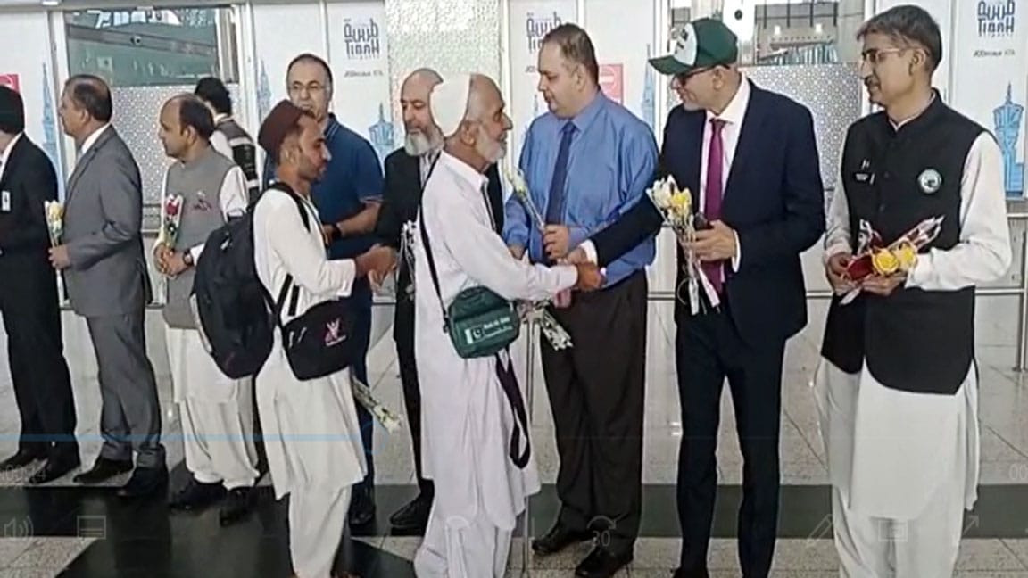 First Hajj flight carrying 316 Pakistani pilgrims lands in Madinah Munawara