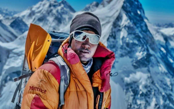 Sadpara climbs Mount Everest without supplemental oxygen