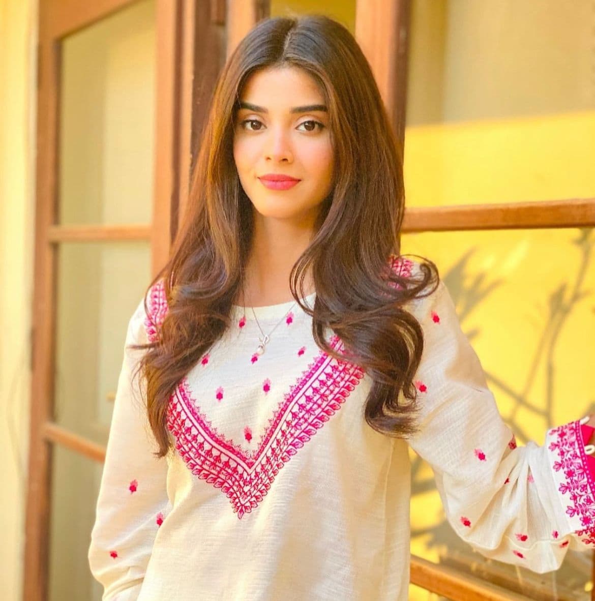 Zainab Shabbir celebrates 24th birthday with drama cast