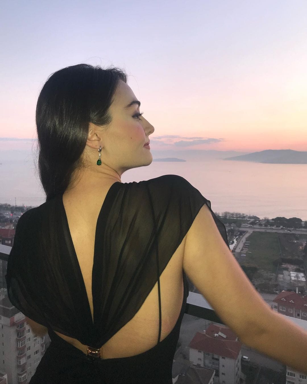 Esra Bilgic sets the internet ablaze in a stunning backless dress
