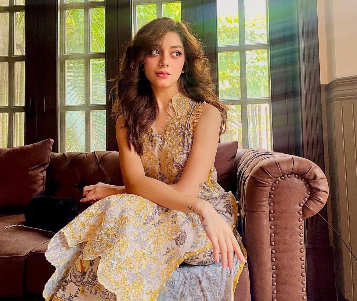 Alizeh Shah candidly shows her makeup struggles