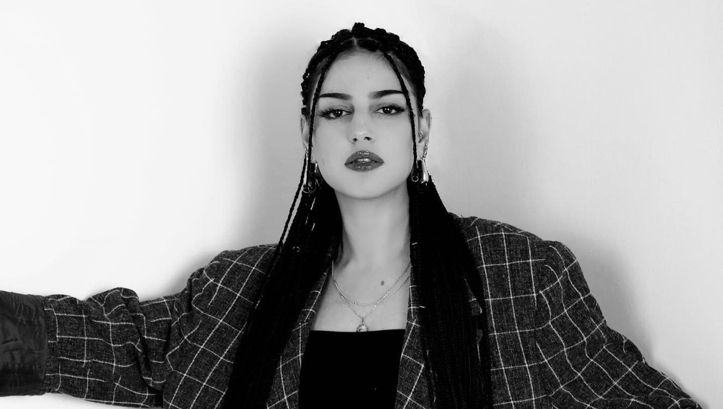 Anzela Abbasi looks bomb in a new set of bathroom selfies