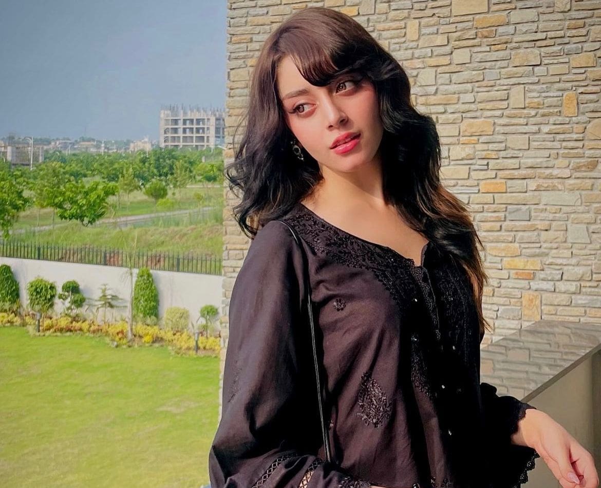 Alizeh Shah looks gorgeous in black
