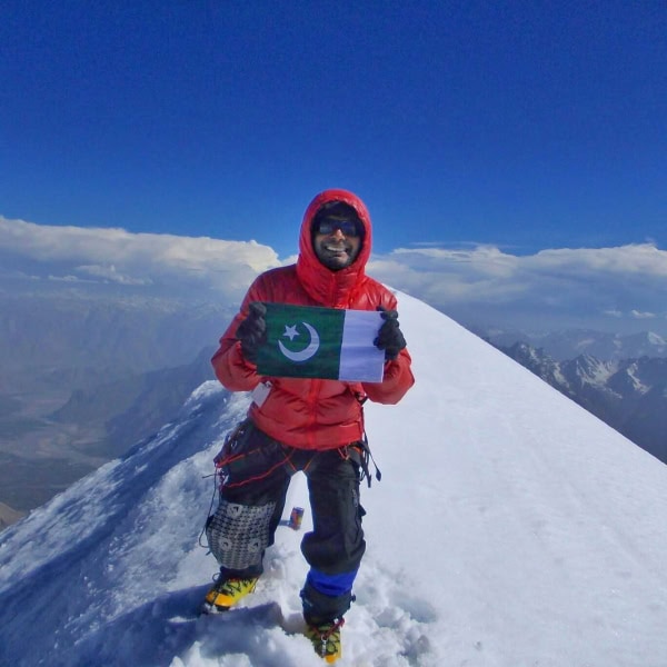 Asif Bhatti begins his descent after being stranded for hours at Nanga ...