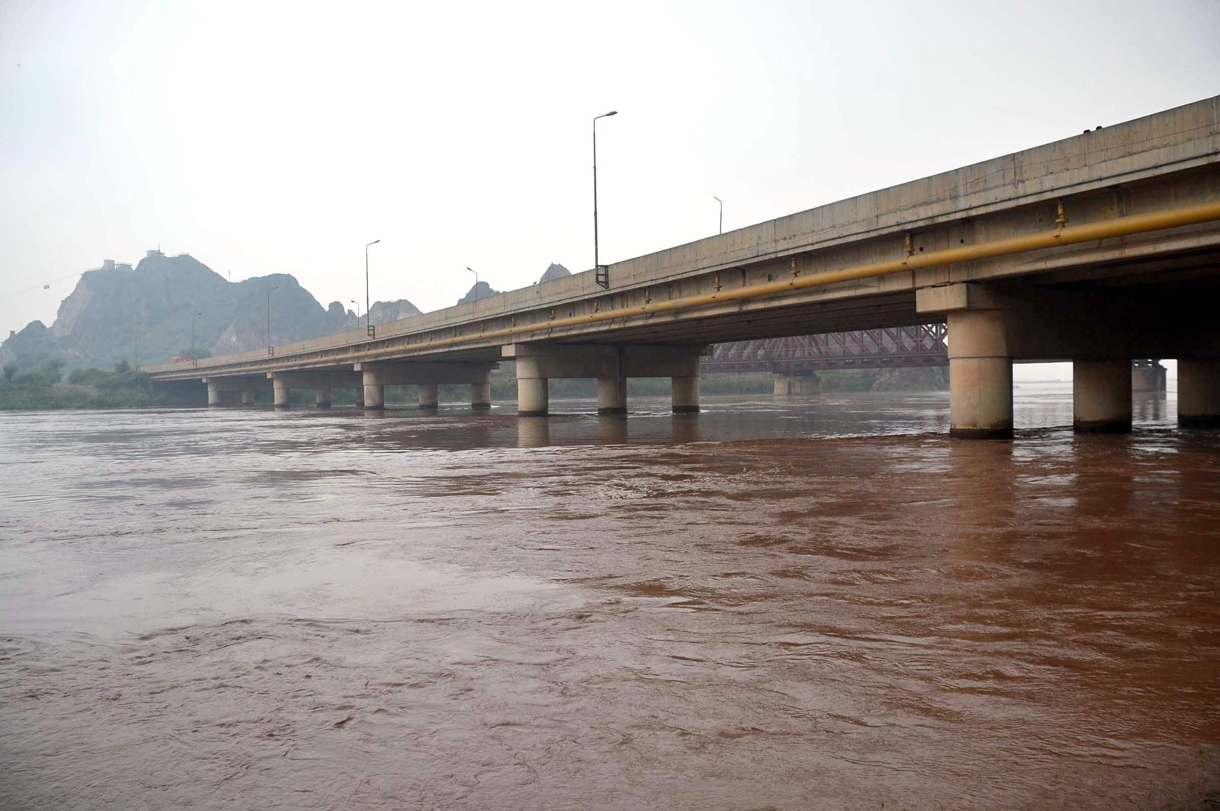 Ban imposed on swimming in Ravi River, canals in Lahore amid flood threats