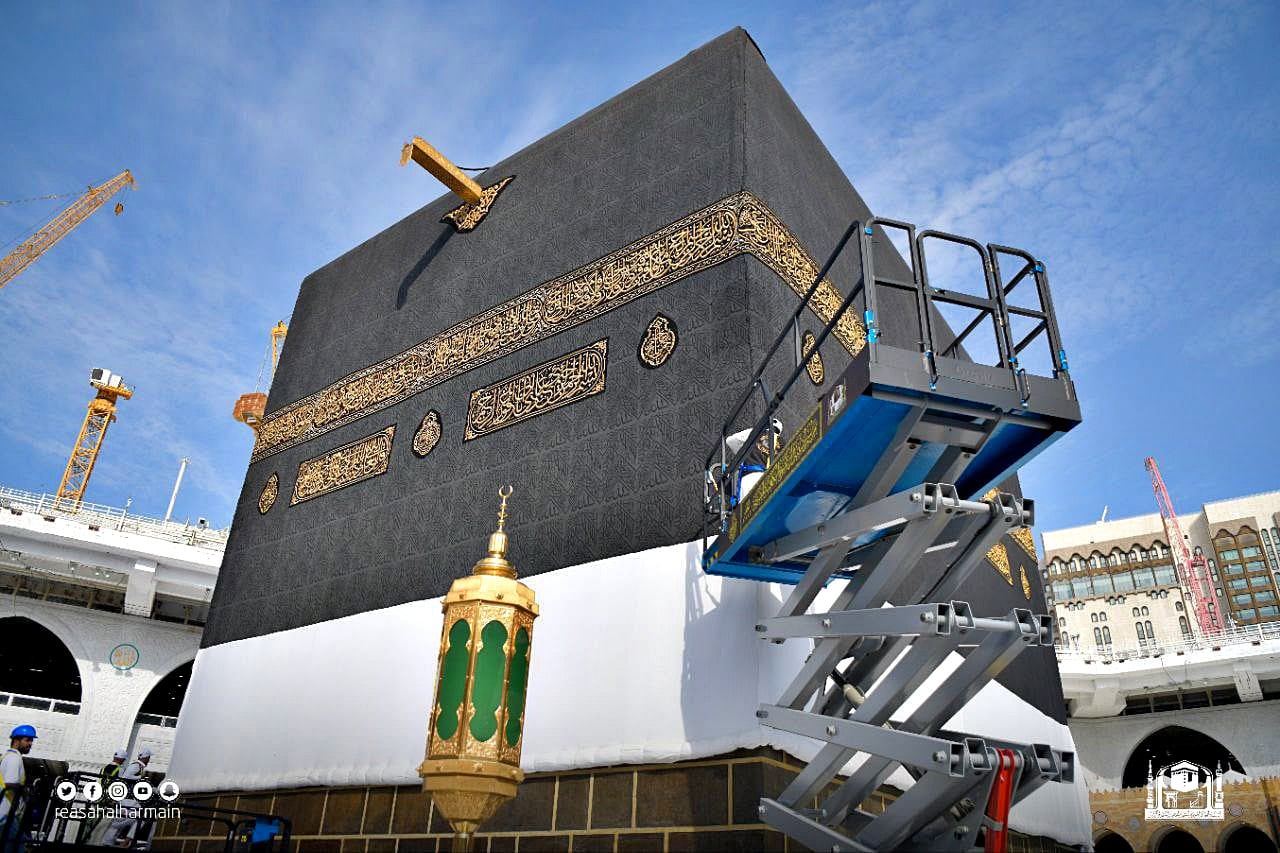 Kaaba gets new Kiswa draped with 120kg of gold, silver threads (VIDEO)