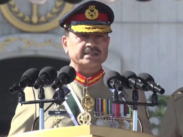Pakistan s army chief arrives in Iran on two-day official visit