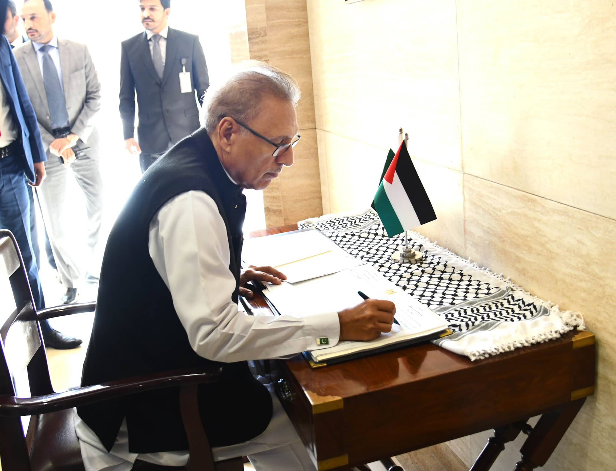 Pakistan President Alvi visits Embassy of Palestine, slams Israel and ...