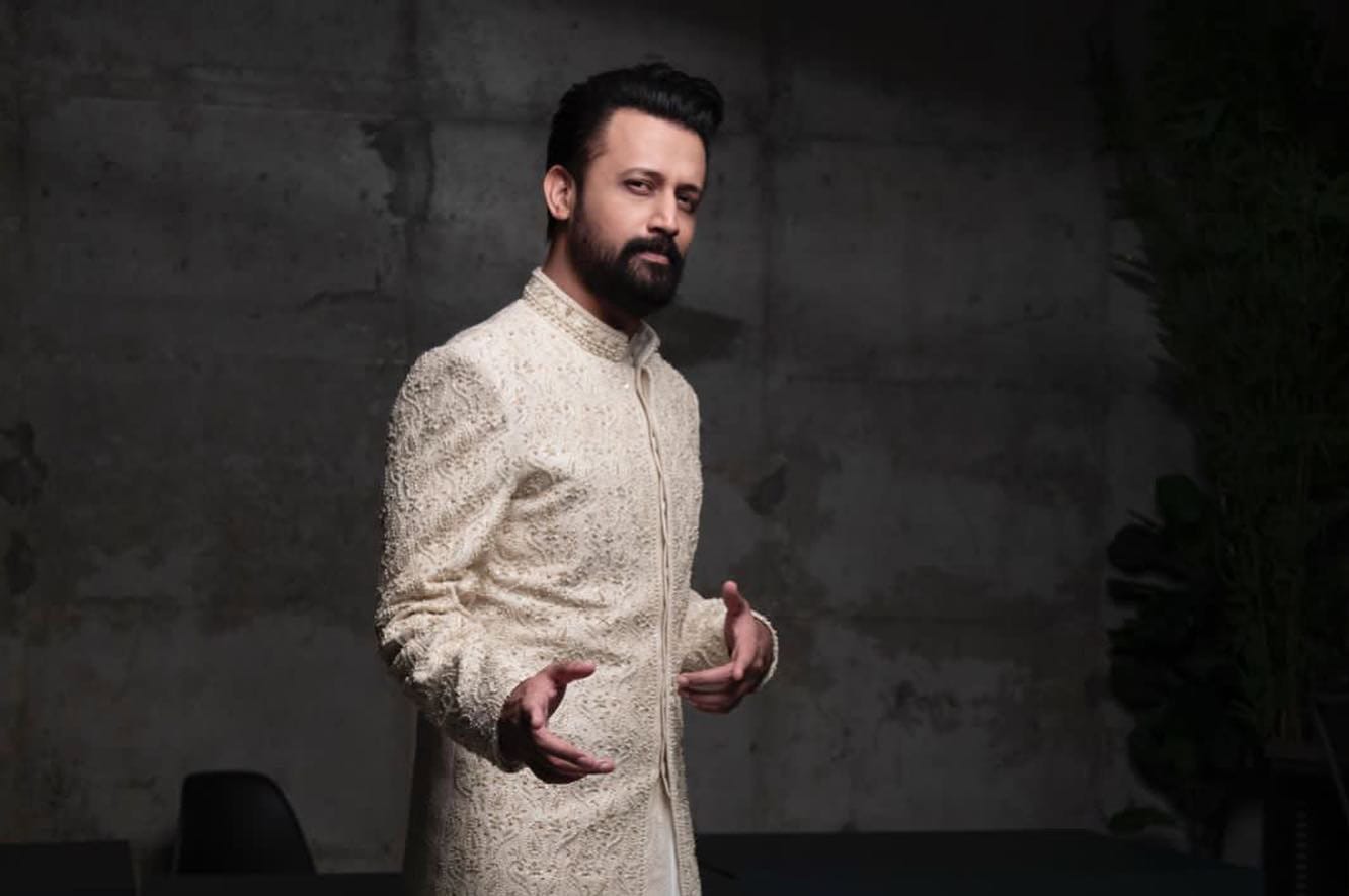 WATCH — Atif Aslam swoons audience with souldul rendition of Sayonee