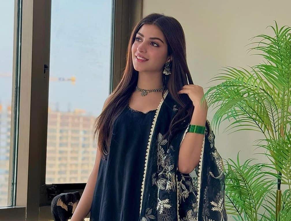 Kinza Hashmi has a time of her life in Dubai s Nara Desert