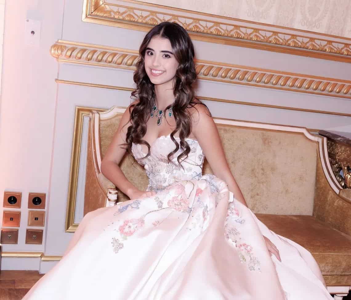 Hannah Husain steals the spotlight as the first Pakistani debutante at ...