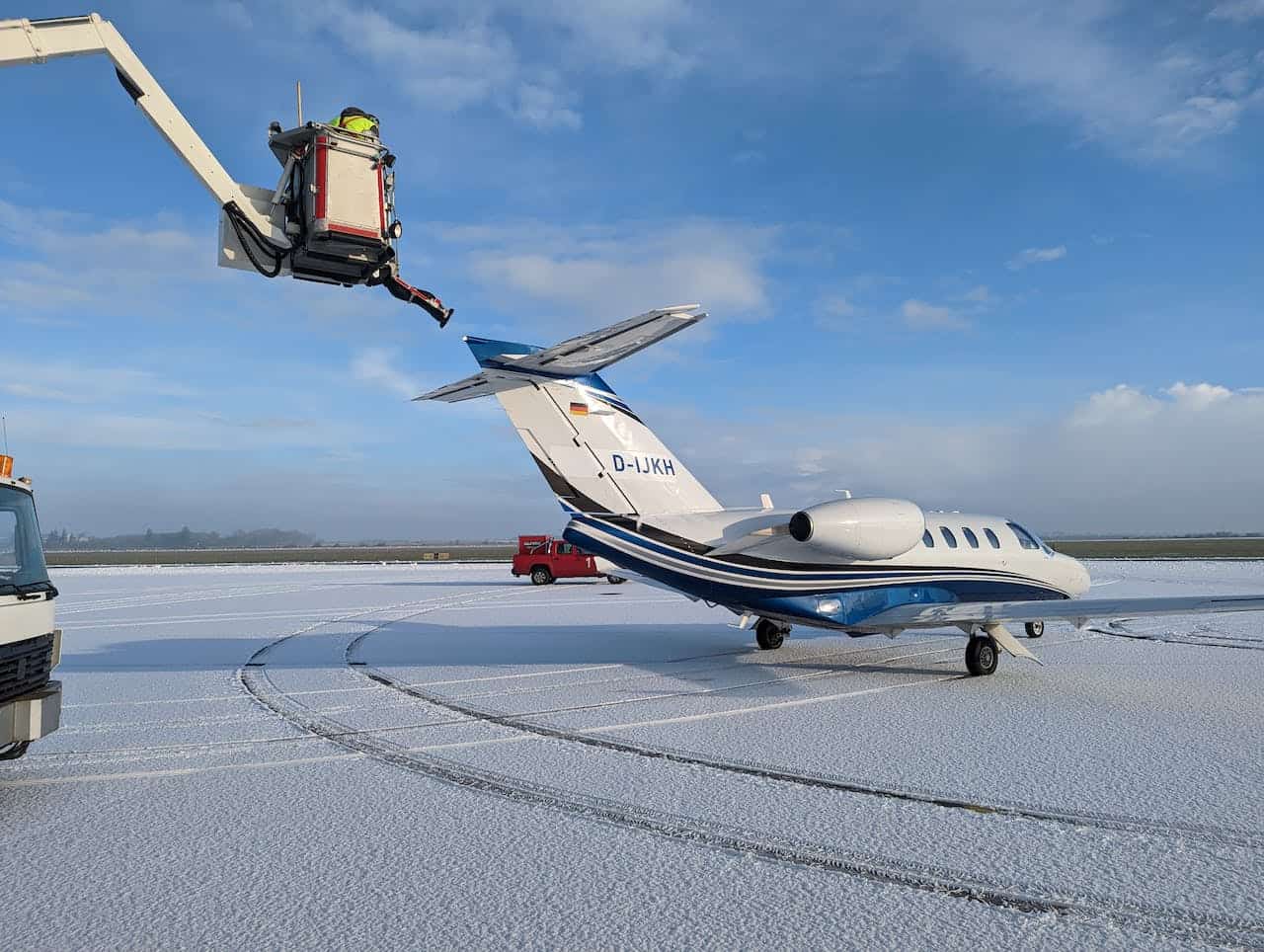 Pilot lands plane on frozen river, still escapes disaster