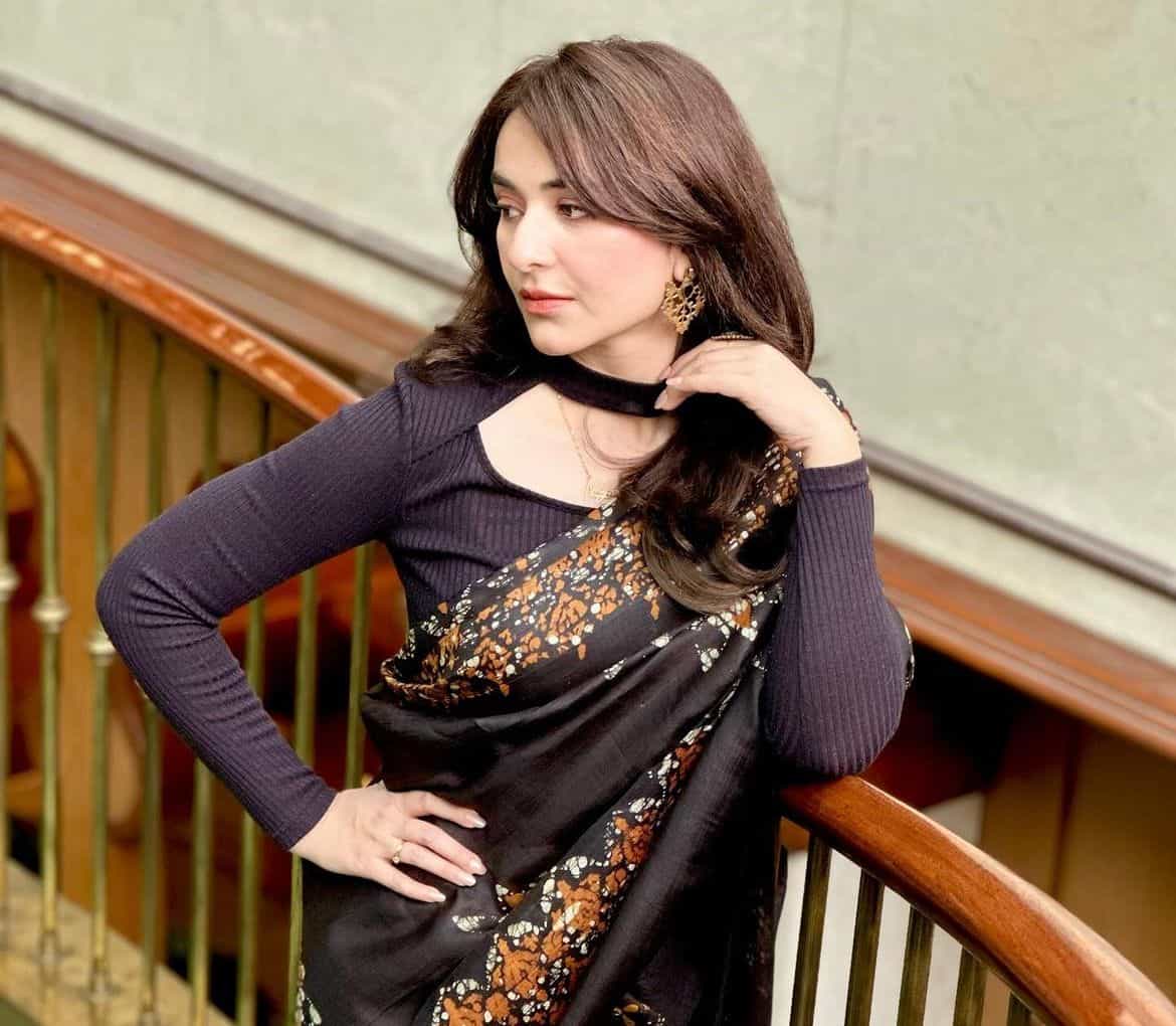 Yumna Zaidi steals the show in black saree