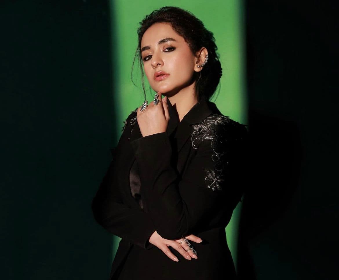 Yumna Zaidi looks smoking hot in black suit
