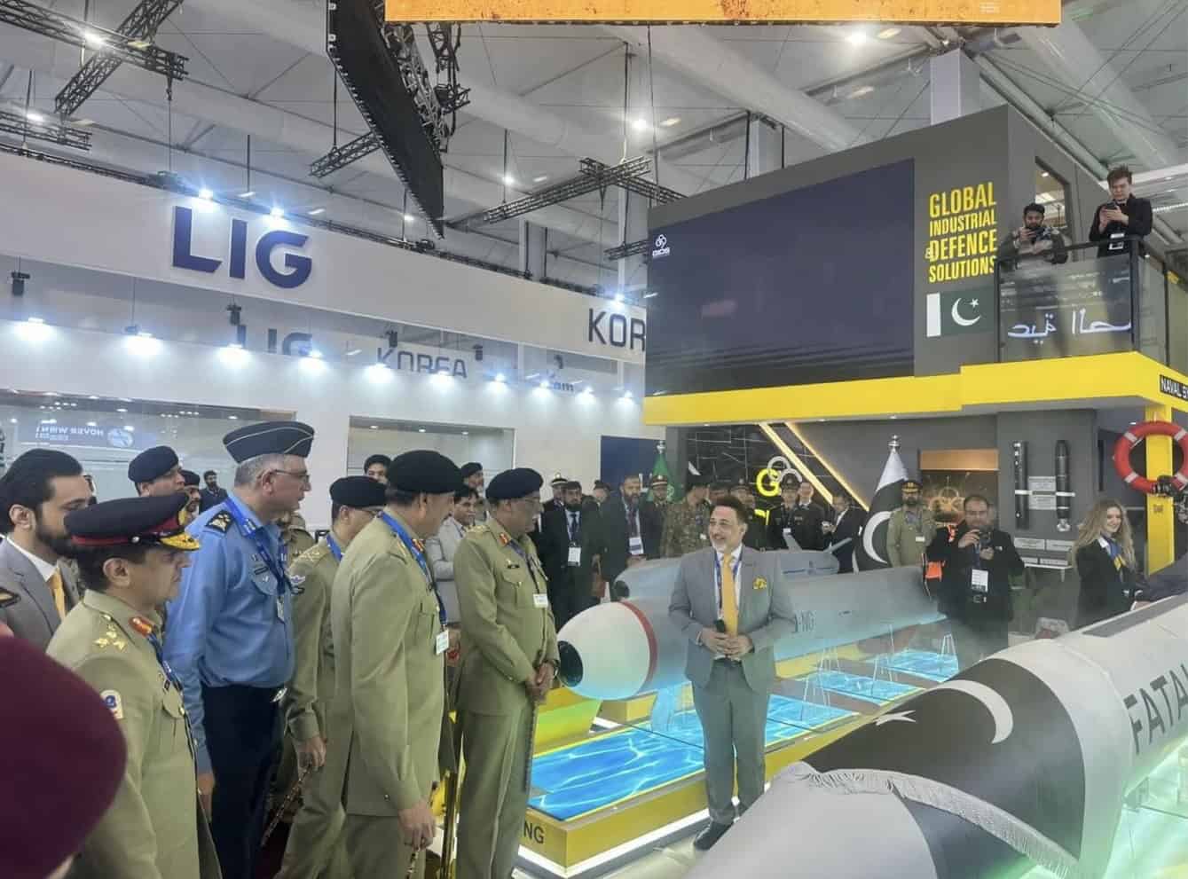 CJCSC Gen Sahir unveils Al-Fatah-II Missile at World Defence Show in ...