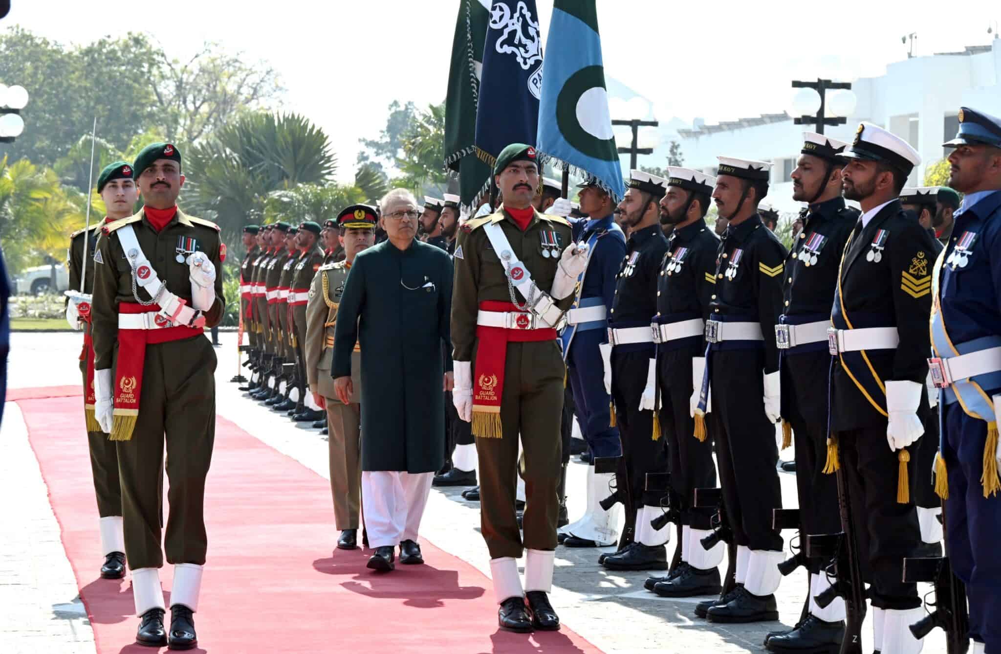 President Alvi receives farewell guard of honour