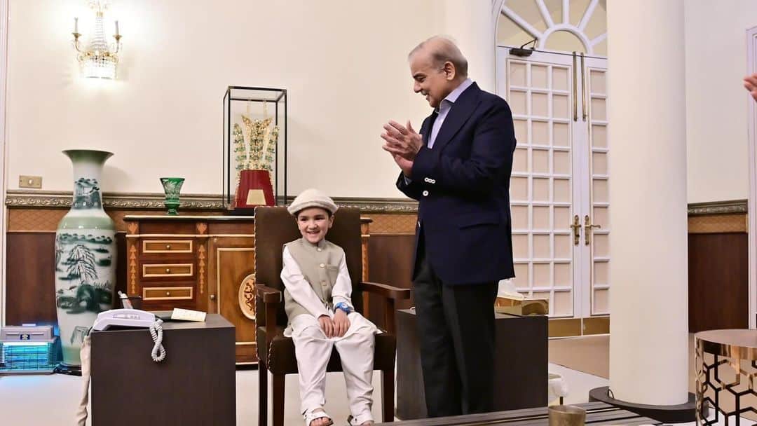 YouTubers Shiraz and Muskan meet PM Shehbaz Sharif