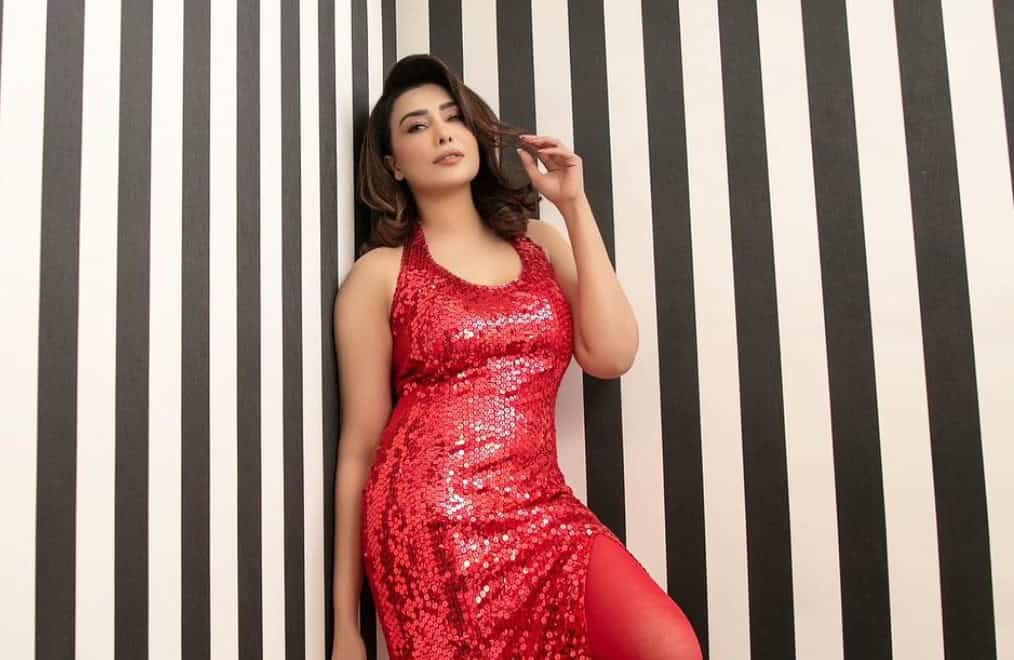 Maira Khan s bold pictures from London trip go viral
