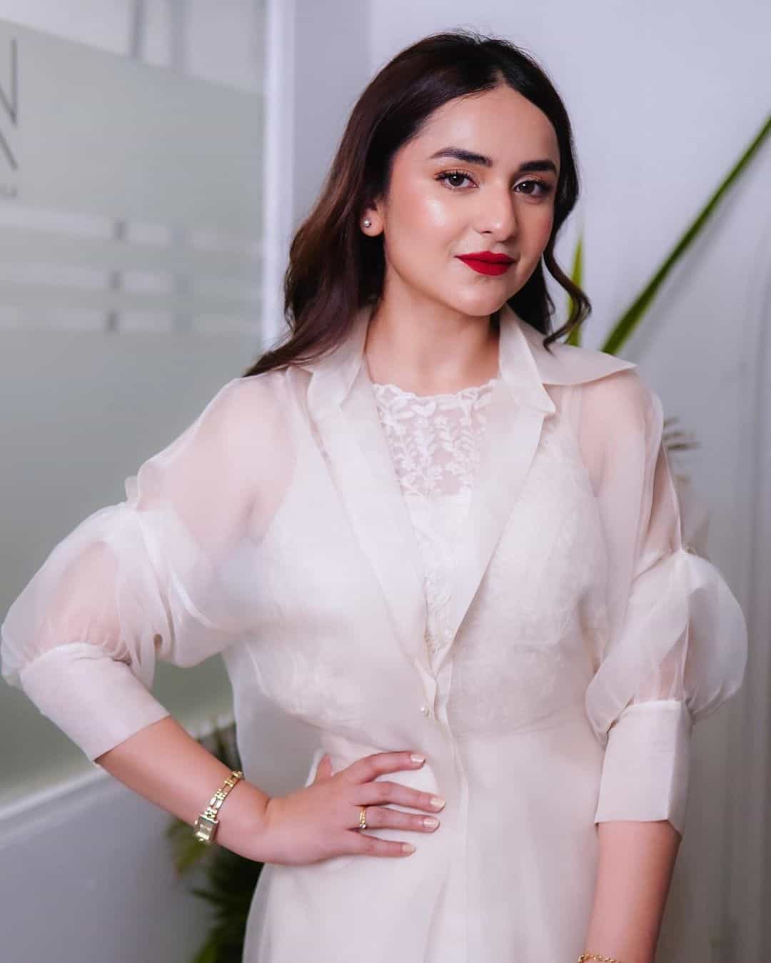 Yumna Zaidi s expensive white dress grabs people s attention