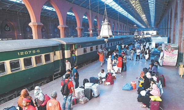 Pakistan Railways launches summer vacation special train from Karachi ...