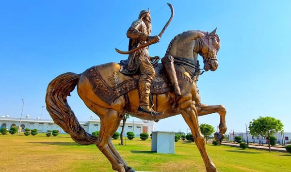 Pakistan unveils Ranjit Singh s statue at Kartarpur