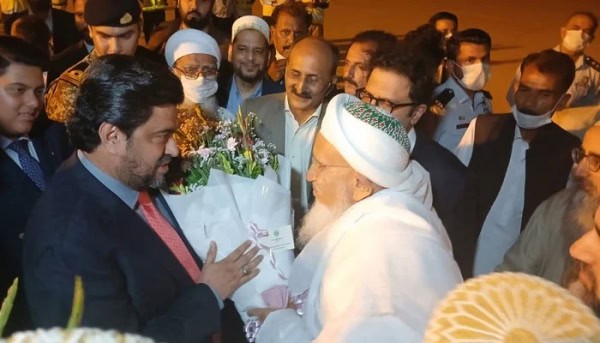 Bohra community leader Syedna Mufaddal Saifuddin reaches Karachi for ...