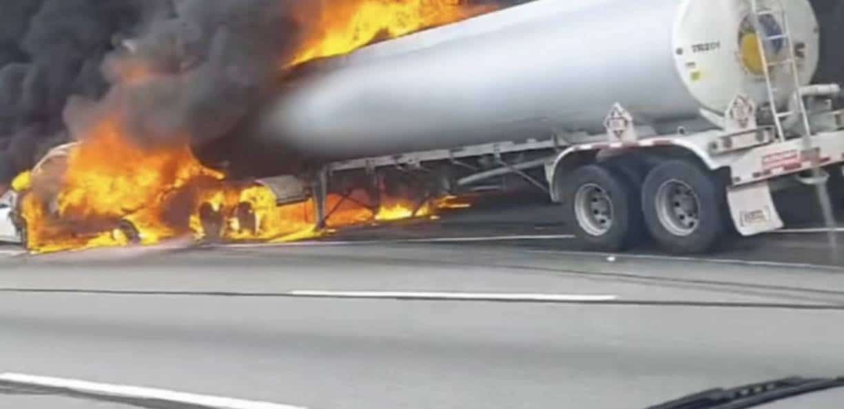 Fuel tanker capsizes in Karachi s Baloch Colony Bridge, causing massive ...