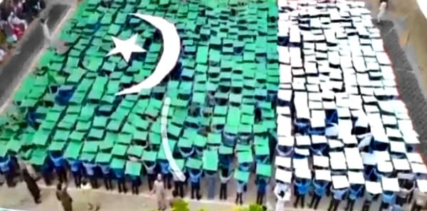 1200 Pakistani students create 9,600 square feet human flag to mark ...