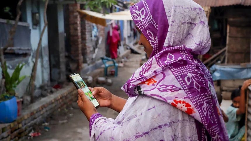 200 women receive free mobile phones as Pakistan surpasses 200m mobile ...